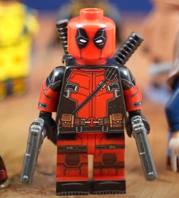 HeroBloks - Deadpool (Deadpool & Wolverine) - Phoenix Customs